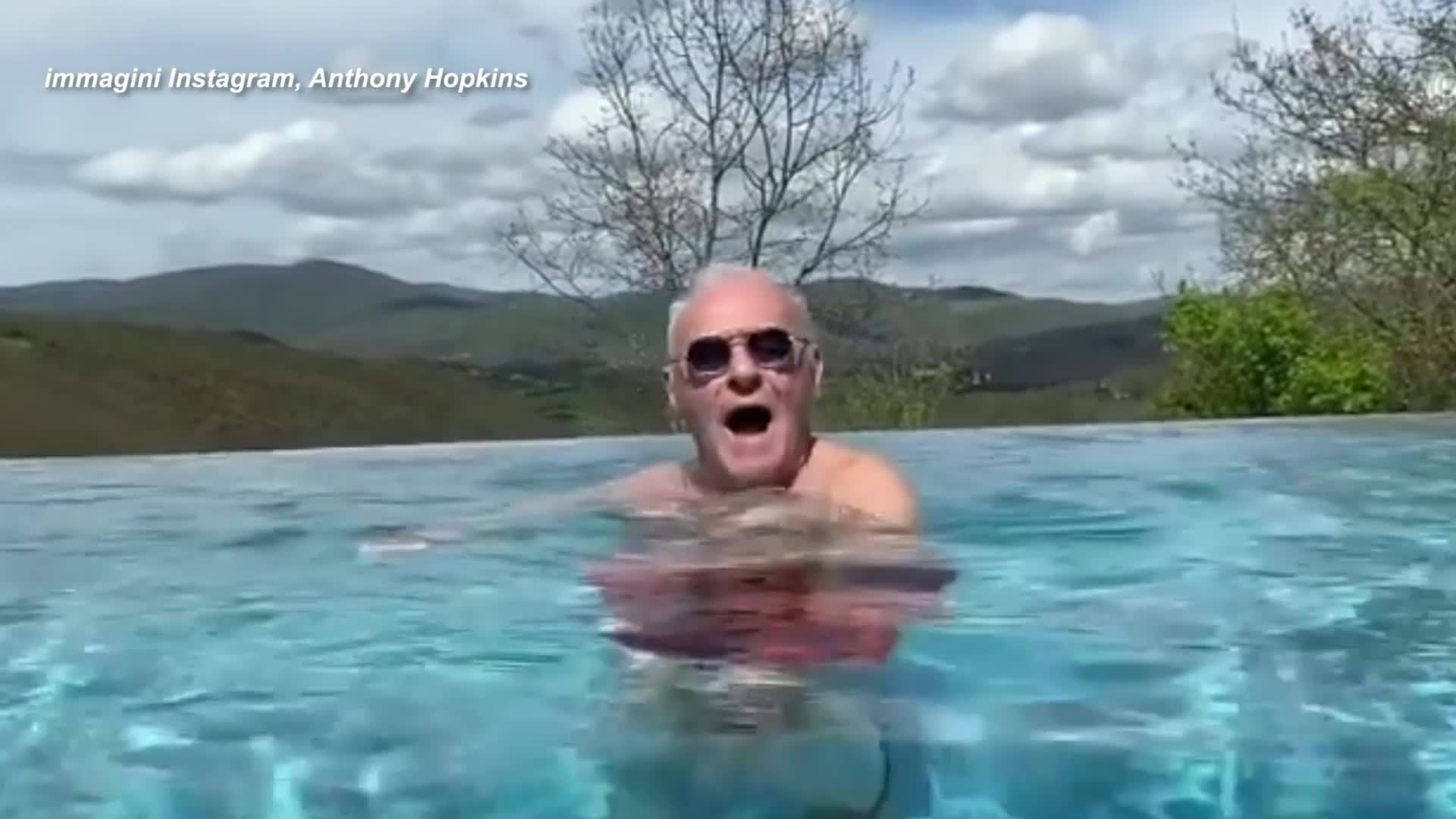 Anthony Hopkins in piscina canta "Bella ciao" e urla "sono italiano ...