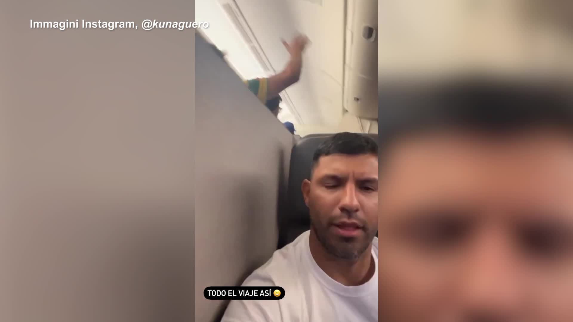 Mondiali 2022, Agu?ero vola in Qatar: sommerso dai cori dei tifosi brasiliani in aereo - alanews ...