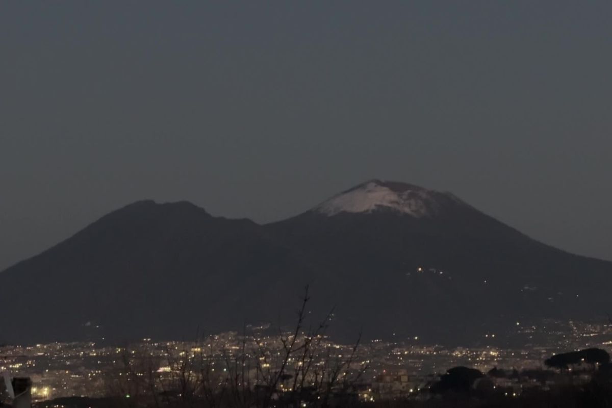 Vesuvio imbiancato da una rara nevicata: spettacolo suggestivo e ...