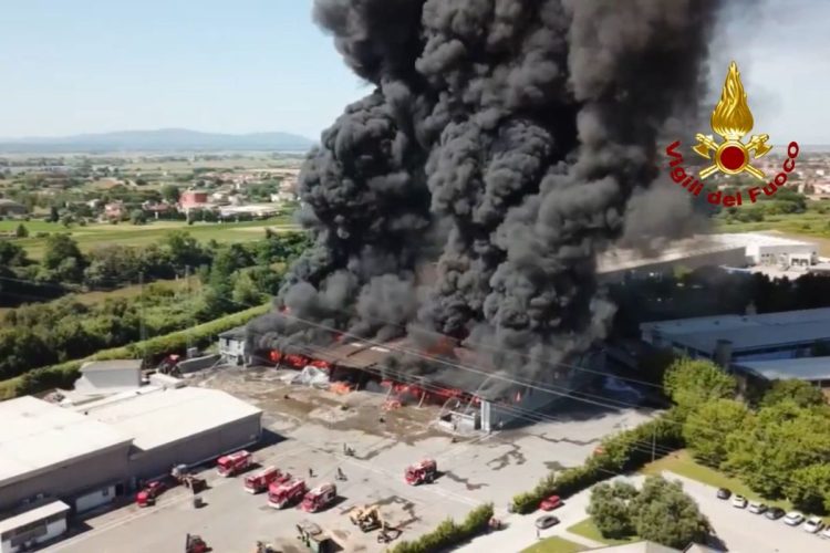Incendio oggi nella ditta Delca Energy in provincia di Pisa